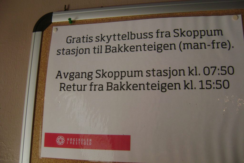 Skilt om skyttelbuss – Skilt og oppslag på norsk